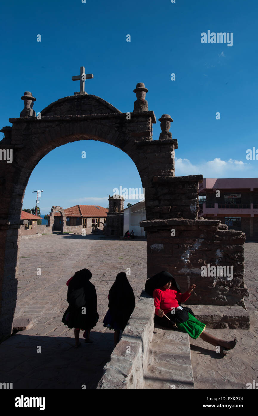 Taquile women hi-res stock photography and images - Alamy