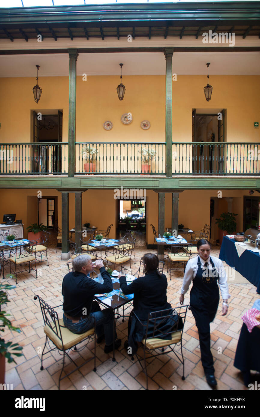 Courtyard breakfast at the Hotel de la Opera Stock Photo - Alamy