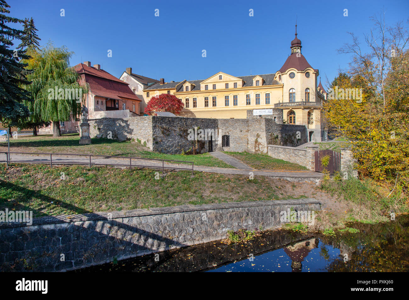 Maloskalická tvrz a Muzeum B. Němcové, Babiččino údolí, Česká Skalice ...
