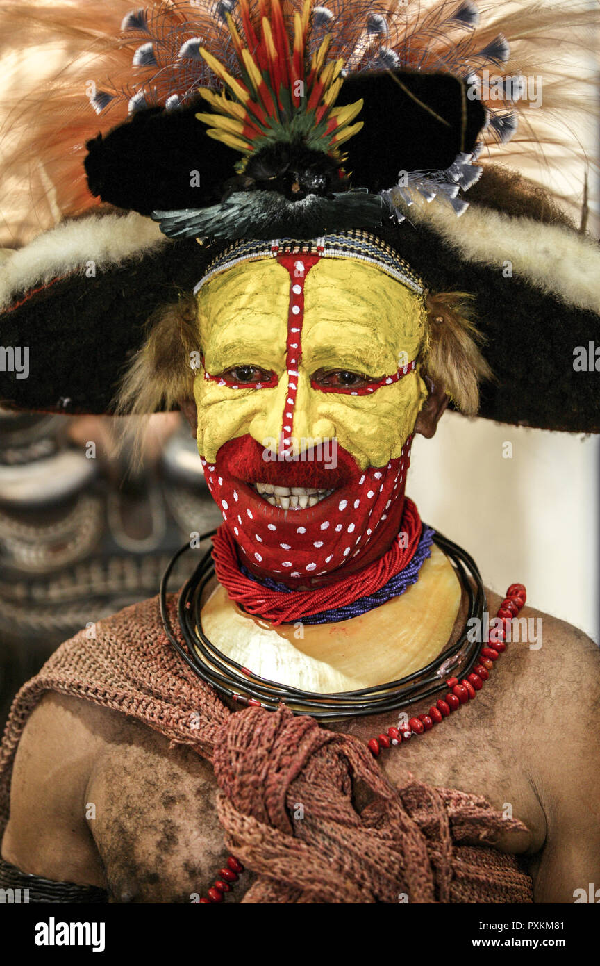 Papua New Guinea, man with coloured face Stock Photo - Alamy