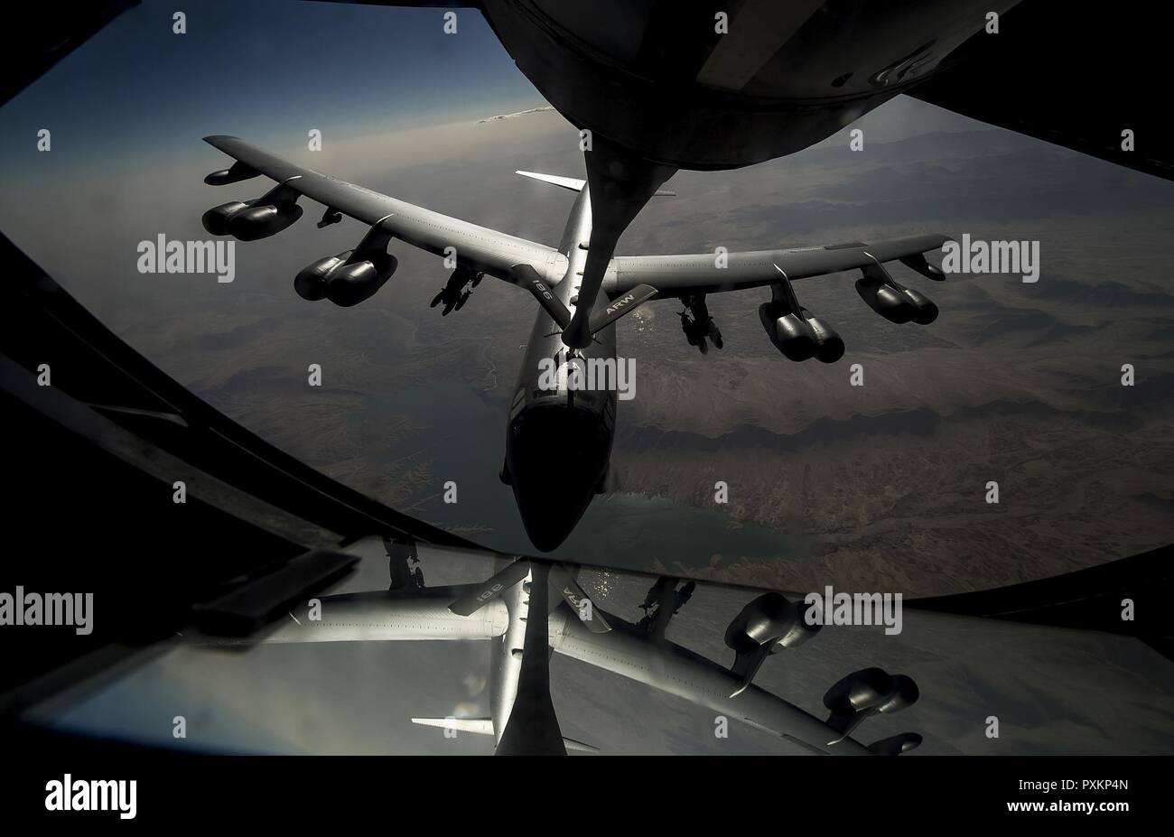 Usaf bomber refueling in flight hi-res stock photography and images - Alamy
