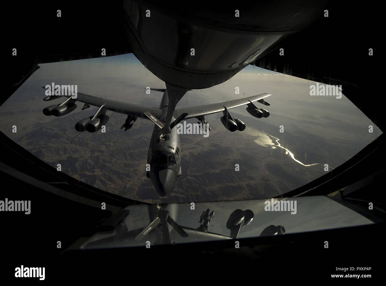 Usaf bomber refueling in flight hi-res stock photography and images - Alamy