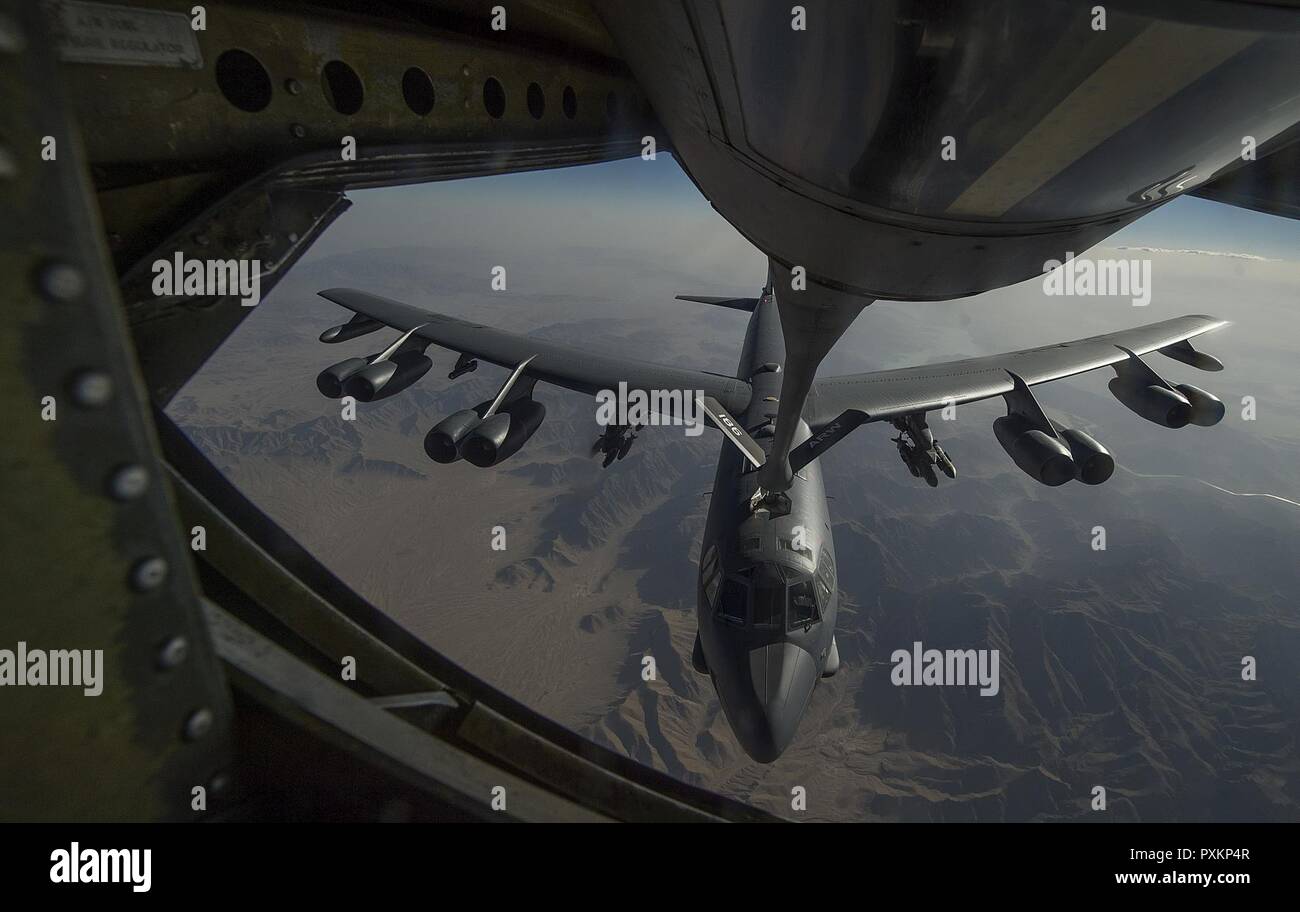 Usaf bomber refueling in flight hi-res stock photography and images - Alamy