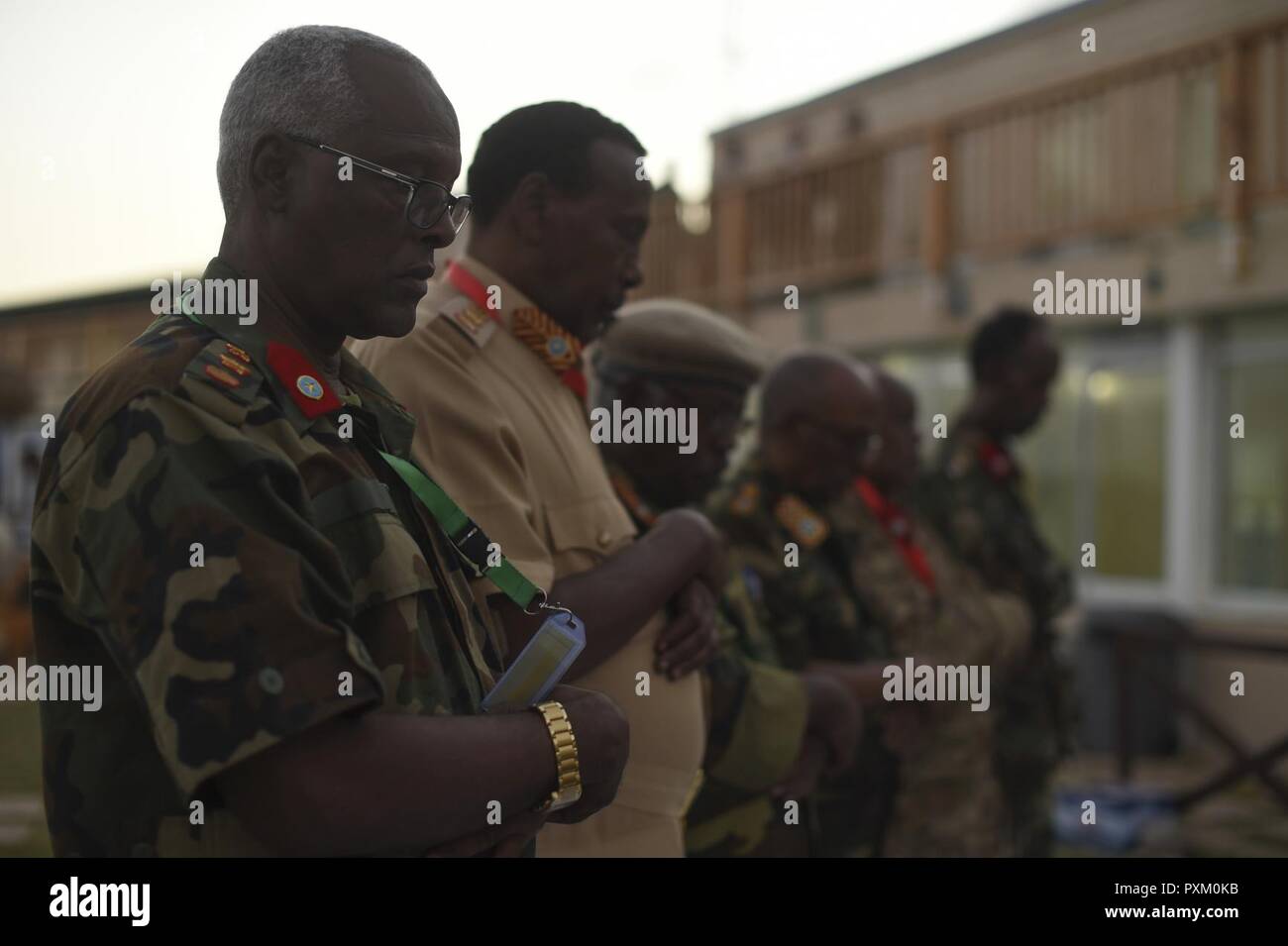 Members of the Somali National Army pray before an Iftar at the ...