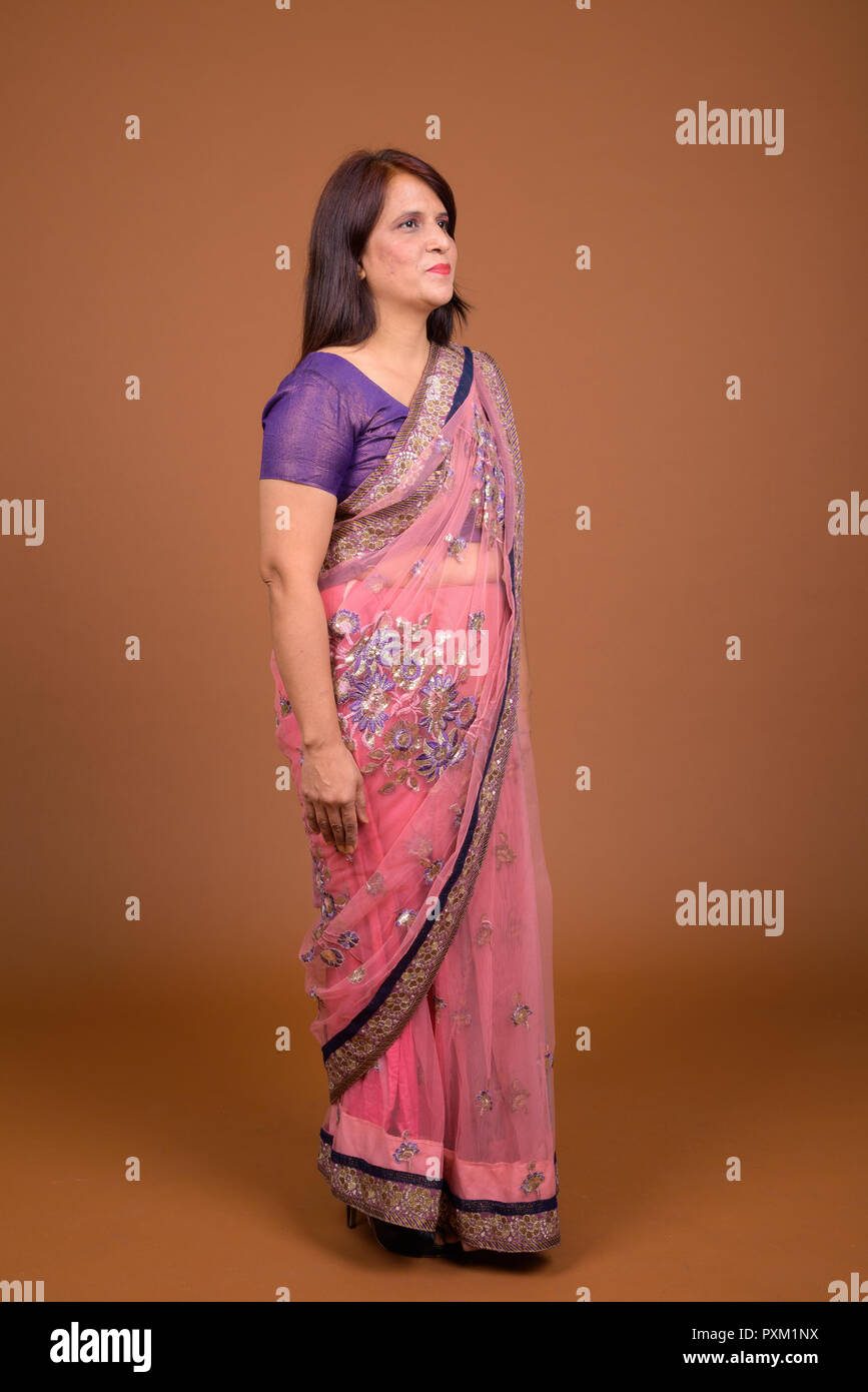 Indian Hot Aunty Removing Saree