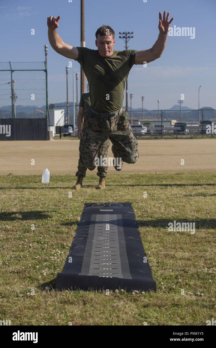 Standing broad jump hi-res stock photography and images - Alamy