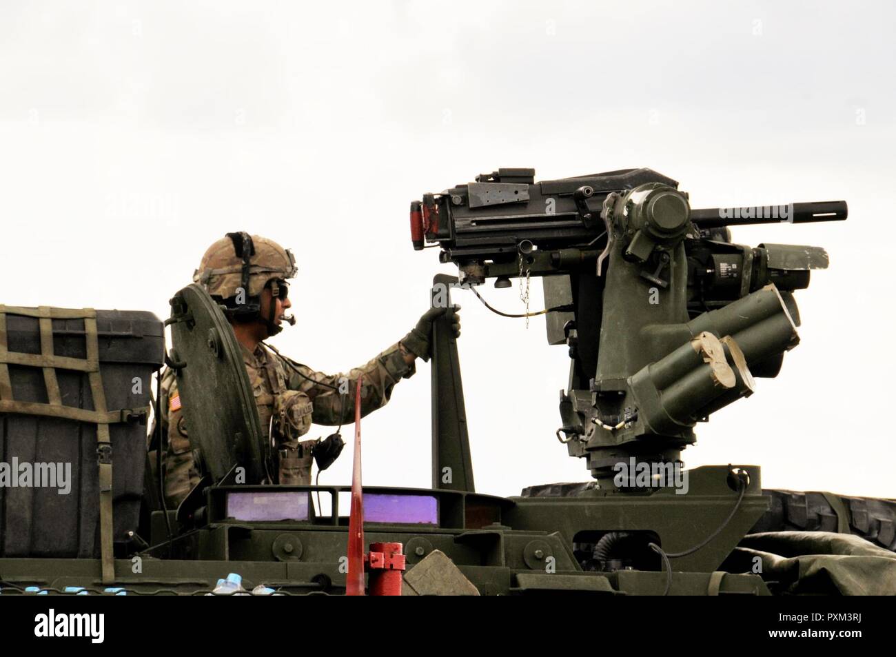Battle Group Poland U.S. Soldiers fire the 40mm Mark-19 automatic ...