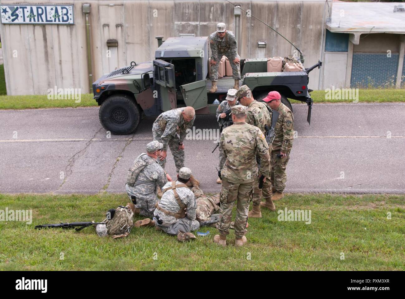 North Carolina Army National Guard soldiers from the 130th Maneuver ...