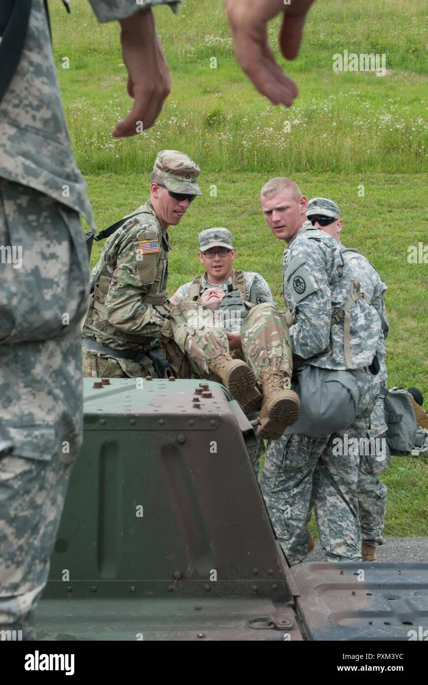 North Carolina Army National Guard soldiers from the 130th Maneuver ...