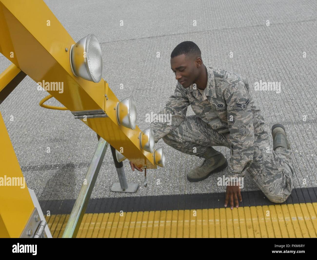 Us air force airman communicates hi-res stock photography and images ...