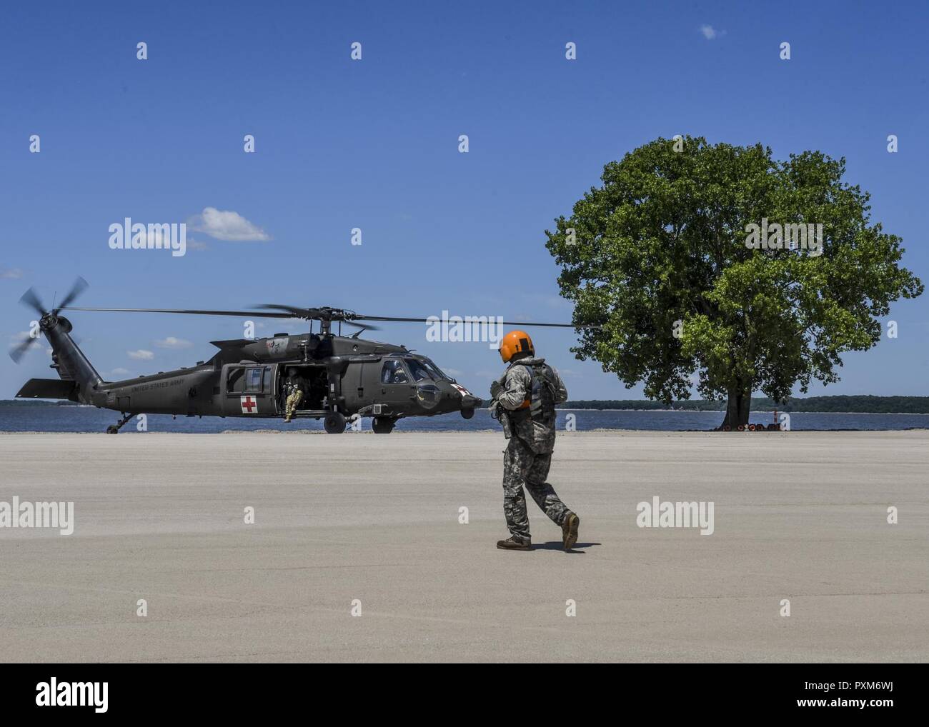 U.S. Army members of the 6-101st Aviation Regiment from Fort Campbell ...