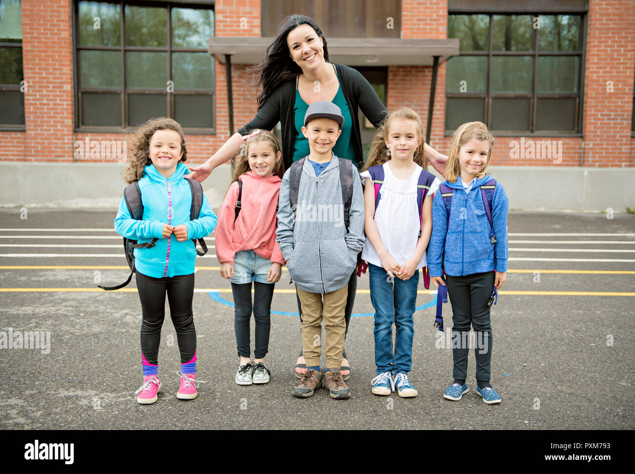 Preschool students outside teacher hi-res stock photography and images ...