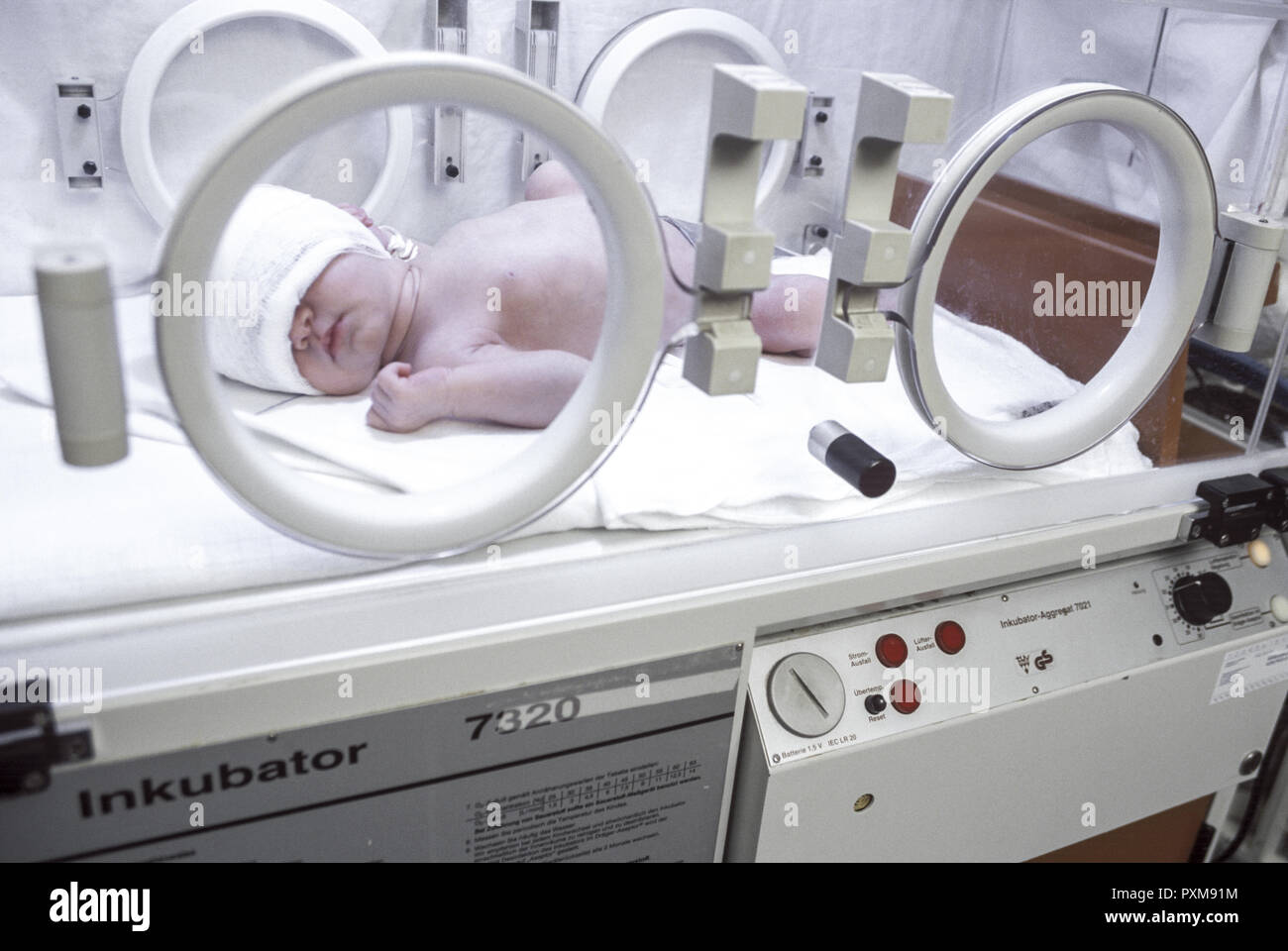 infant in incubator Stock Photo - Alamy