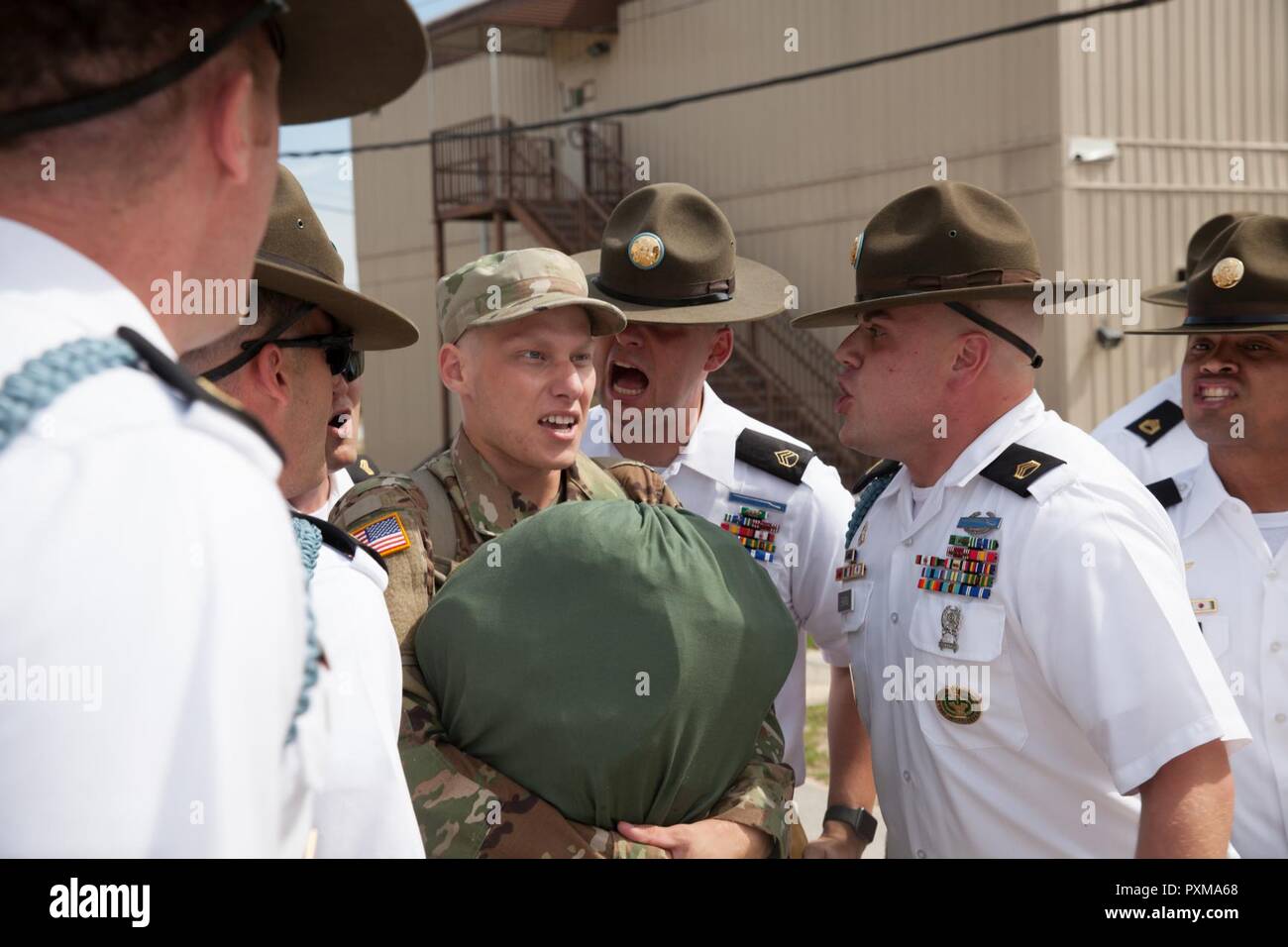U.S. Army Drill Sergeants assigned to Foxtrot 1st Battalion 34th ...