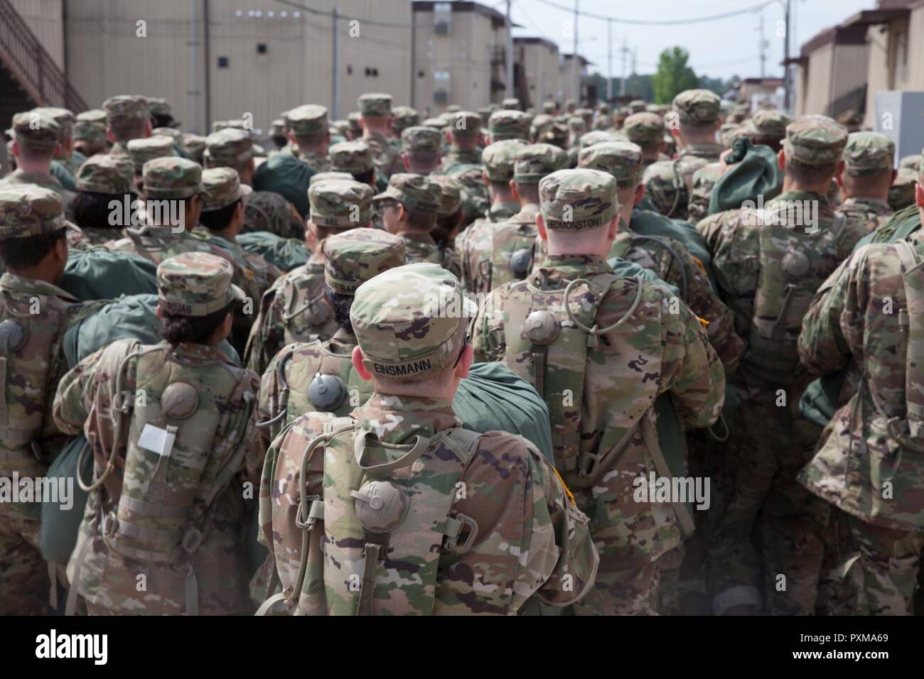 U.S. Army Trainees assigned to Foxtrot 1st Battalion 34th Infantry ...