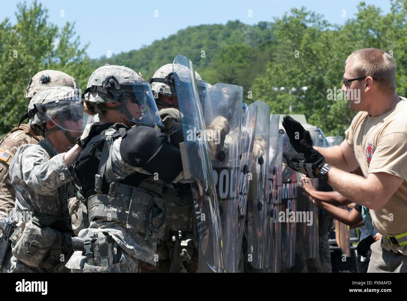 North Carolina Army National Guard soldiers from the 130th Maneuver ...