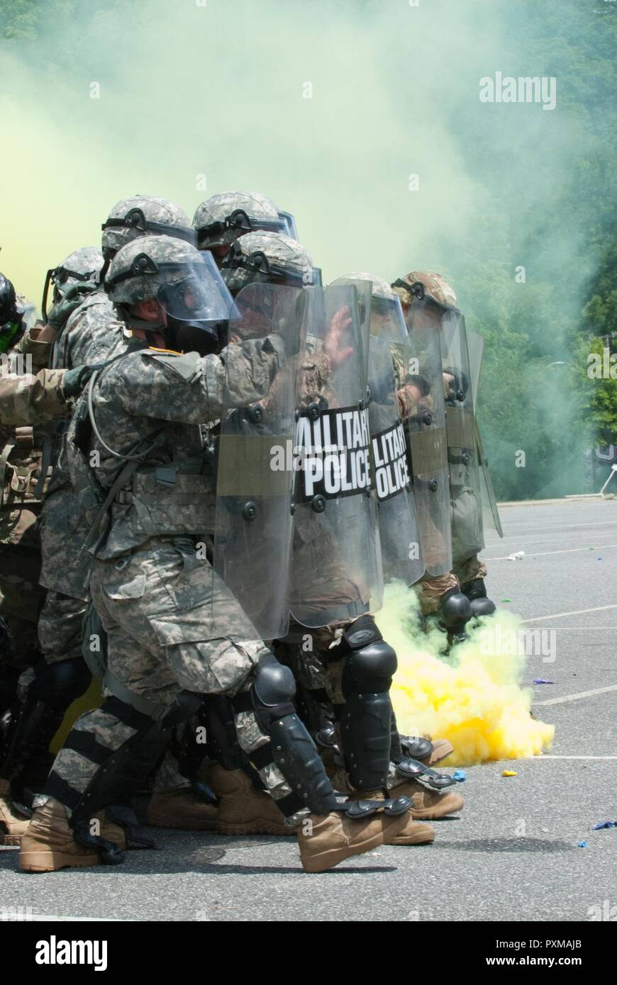 North Carolina Army National Guard soldiers from the 130th Maneuver ...