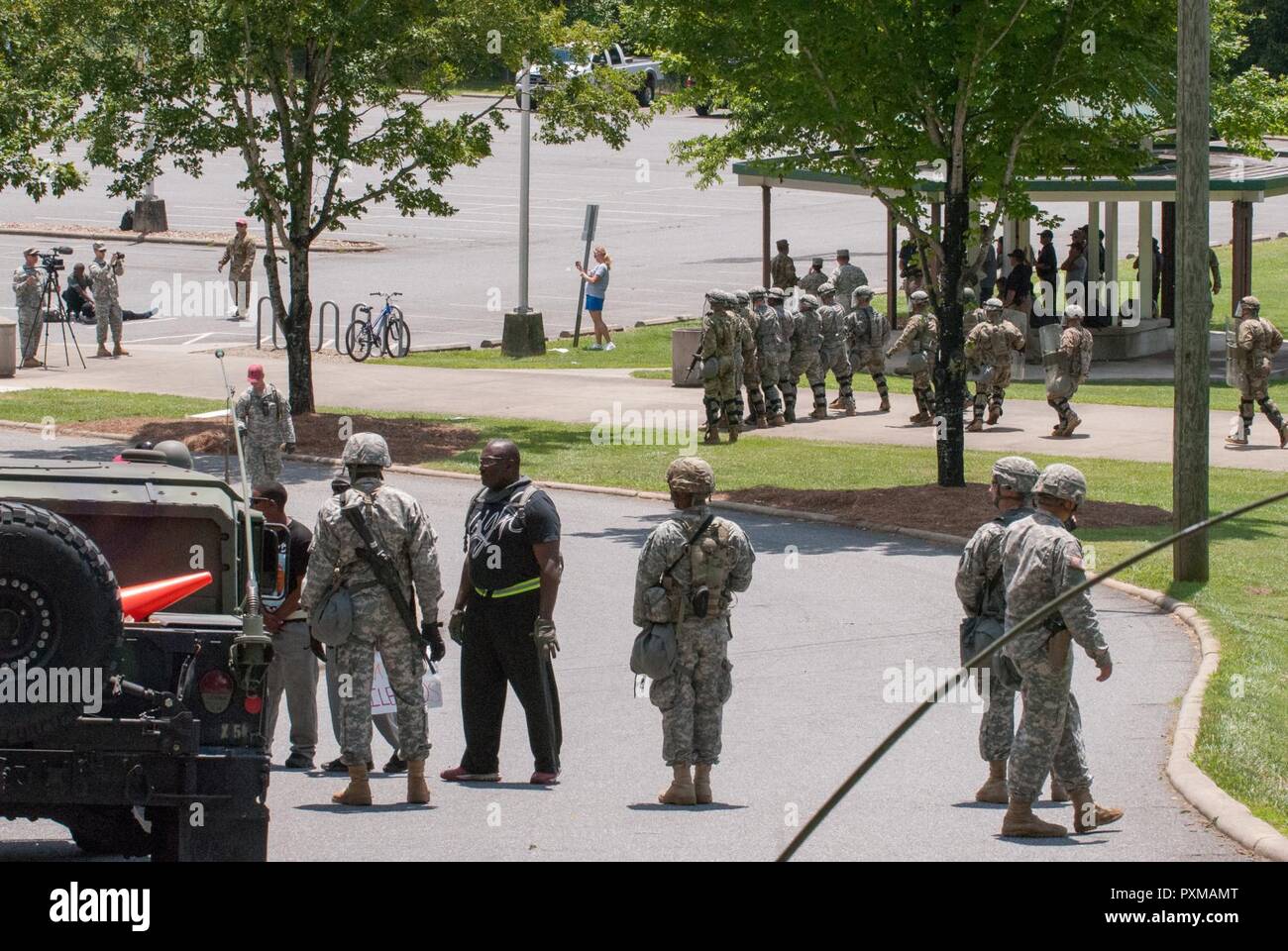 North Carolina Army National Guard soldiers from the 130th Maneuver ...