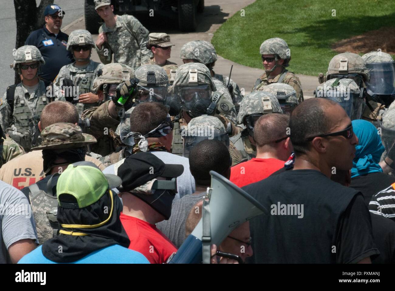 North Carolina Army National Guard soldiers from the 130th Maneuver ...