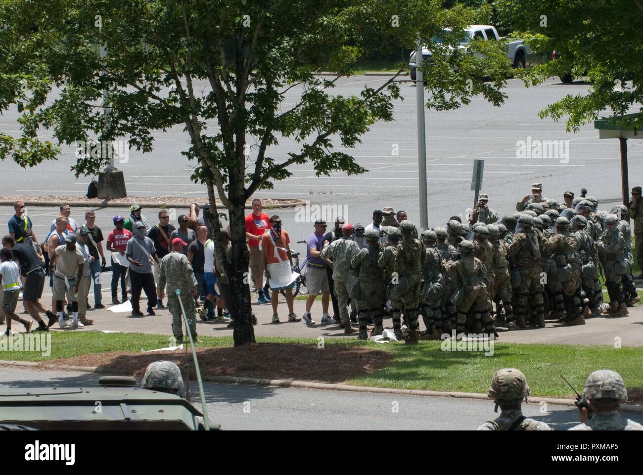 North Carolina Army National Guard soldiers from the 130th Maneuver ...