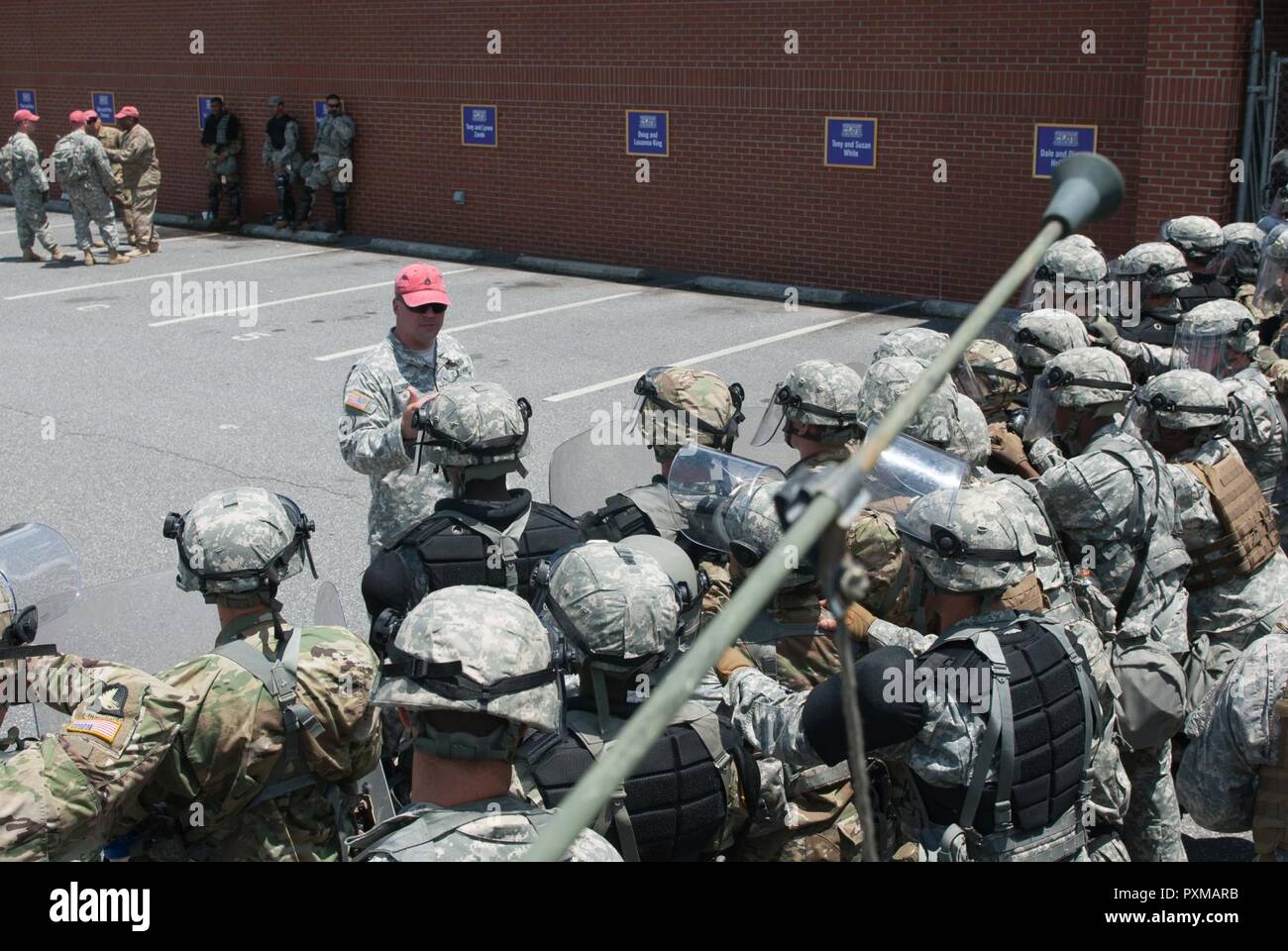 North Carolina Army National Guard soldiers from the 130th Maneuver ...