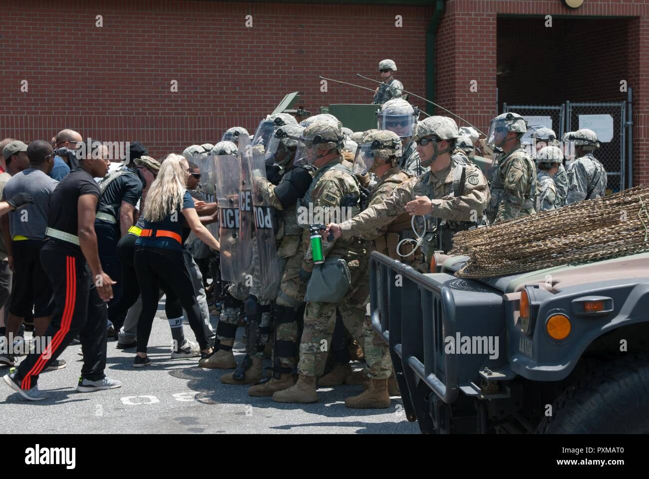 North Carolina Army National Guard soldiers from the 130th Maneuver ...