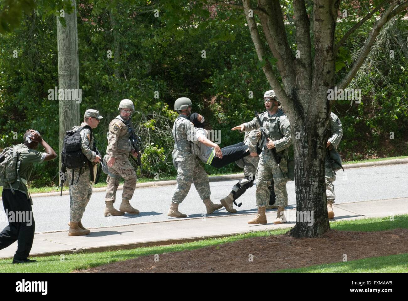 North Carolina Army National Guard soldiers from the 130th Maneuver ...