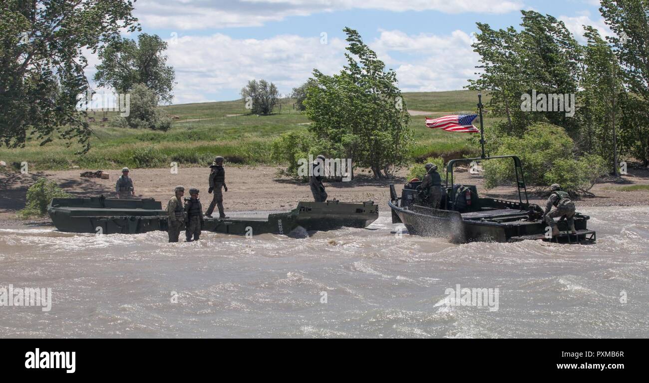 U.S. Soldiers with the 200th Engineer Company, South Dakota Army ...
