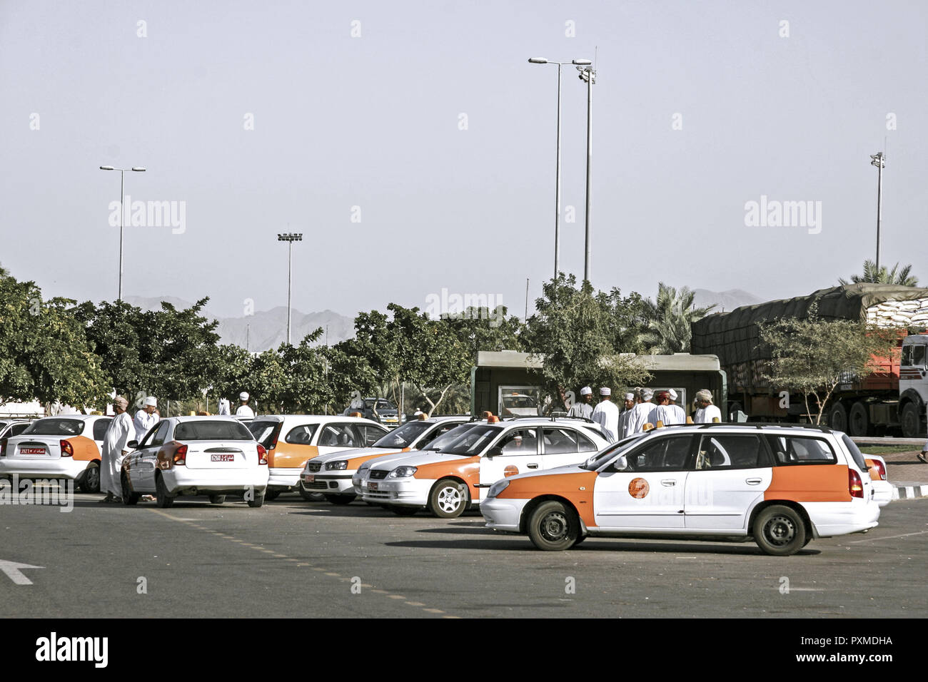 Sultanat Oman Muscat Maskat Masquat Reisen Taxi Taxis Warten Nahe Sahwa ...