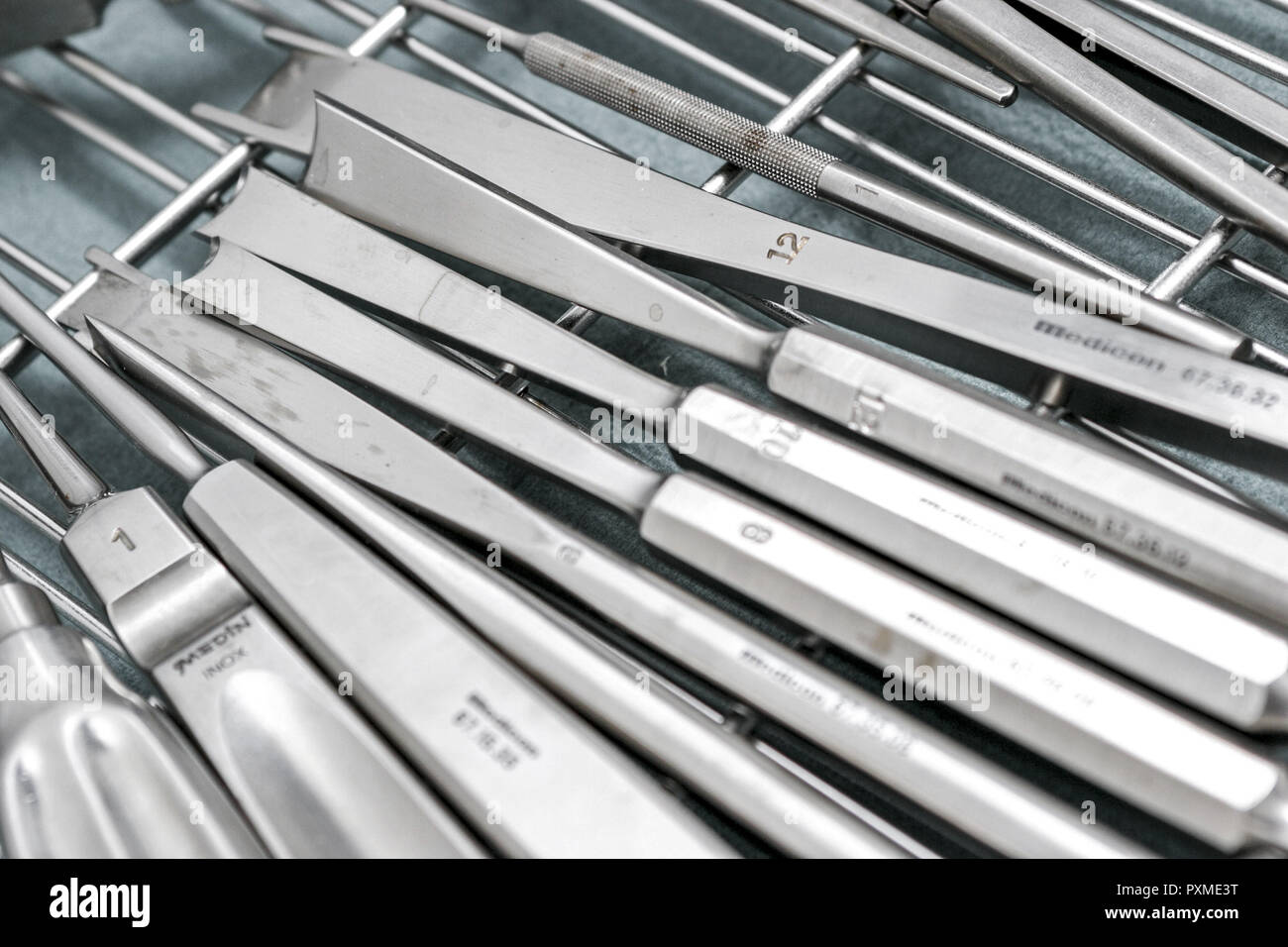 Surgical cutlery hi-res stock photography and images - Alamy