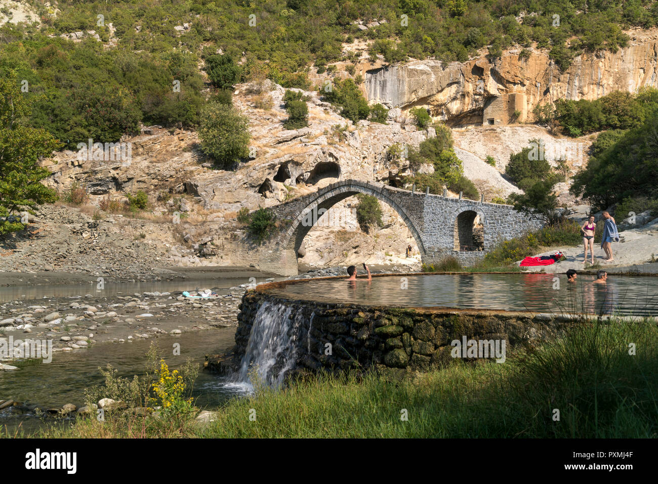 Osmanische Steinbogenbrücke und die Thermalquellen von Benja bei Permet ...