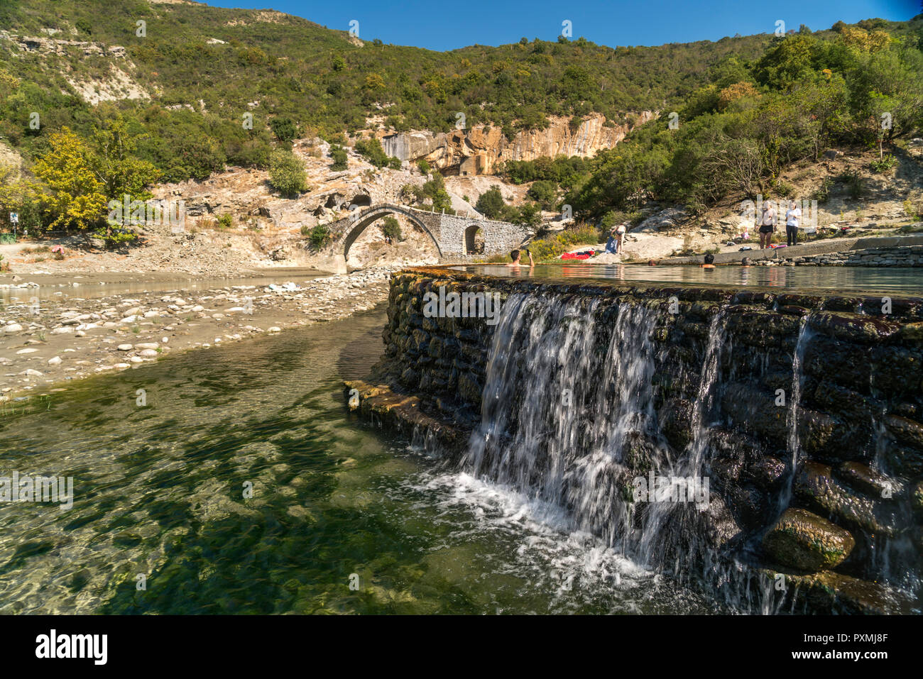 Osmanische Steinbogenbrücke und die Thermalquellen von Benja bei Permet ...