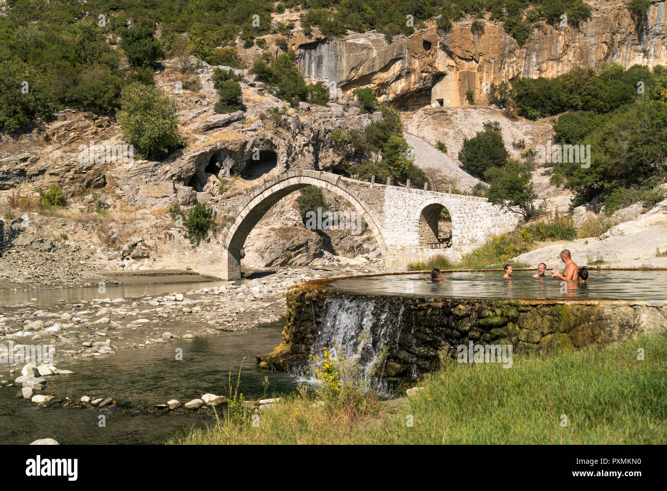 Osmanische Steinbogenbrücke und die Thermalquellen von Benja bei Permet ...