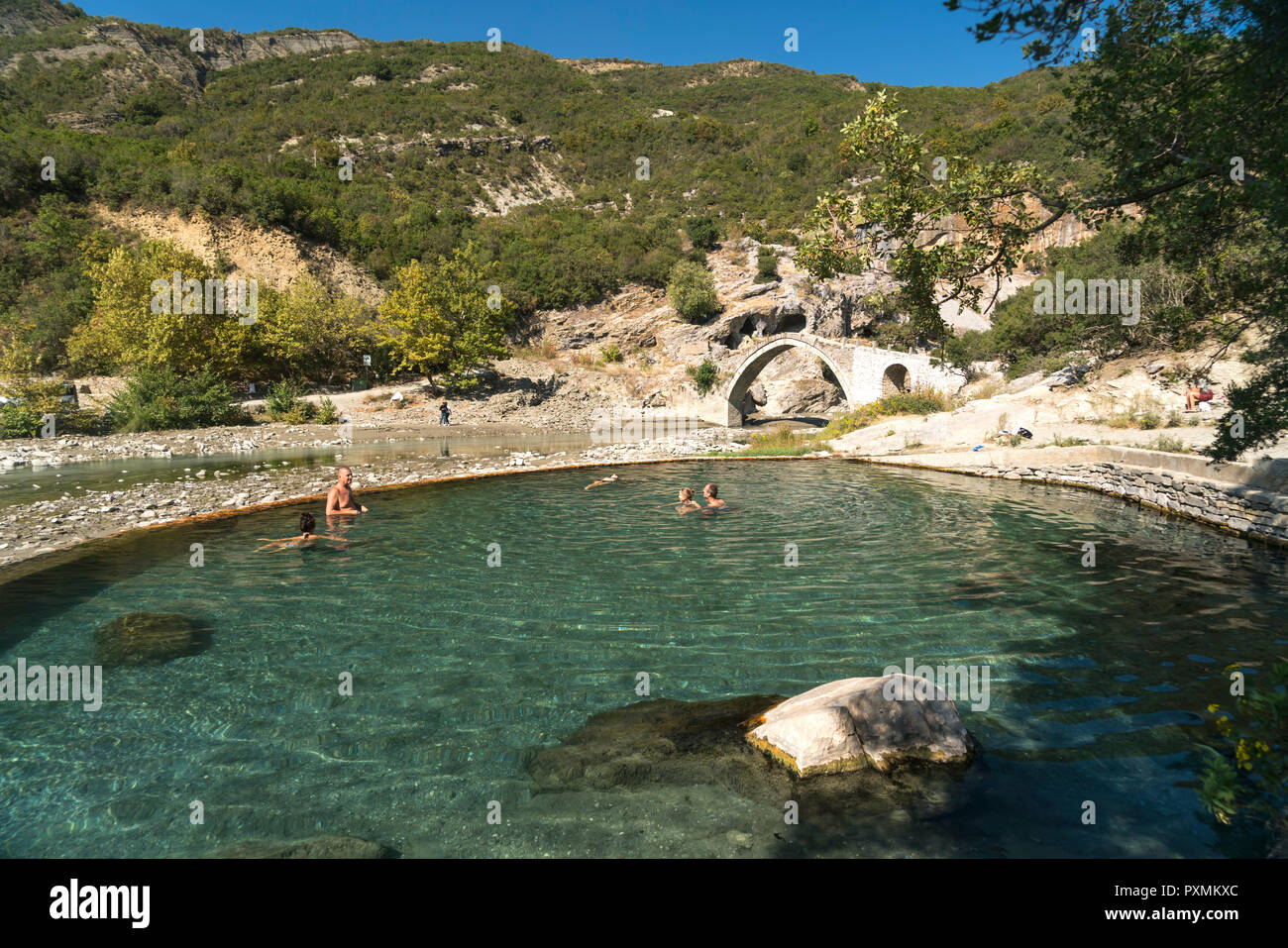 Osmanische Steinbogenbrücke und die Thermalquellen von Benja bei Permet ...