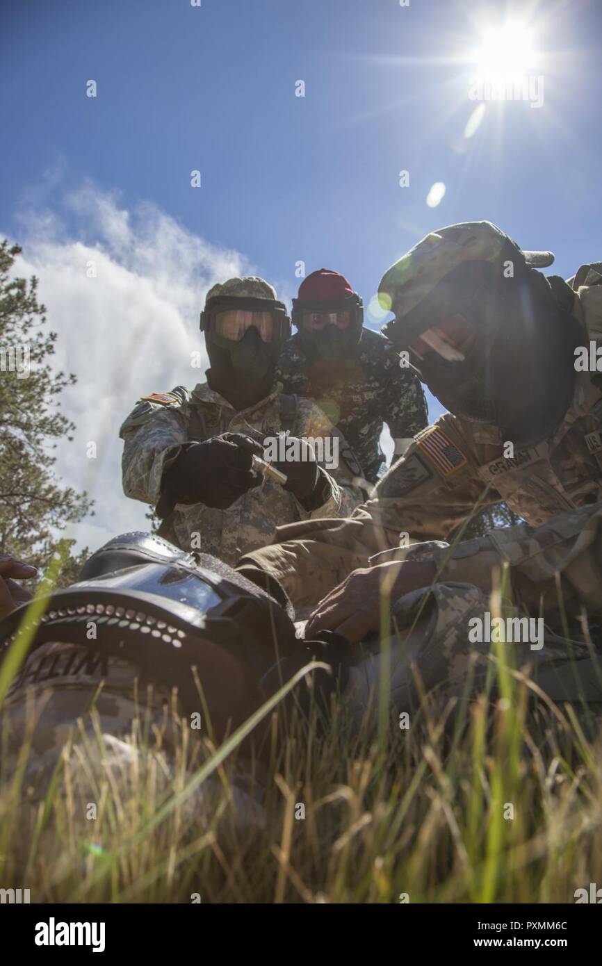 Operating on wounded soldiers hi-res stock photography and images - Alamy
