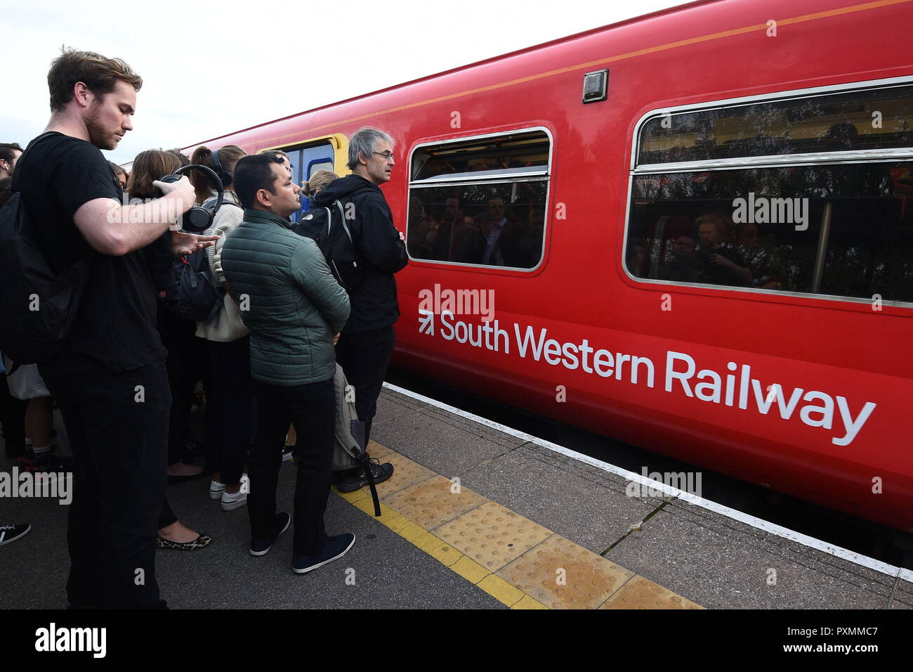 Earlsfield rail station hi-res stock photography and images - Alamy