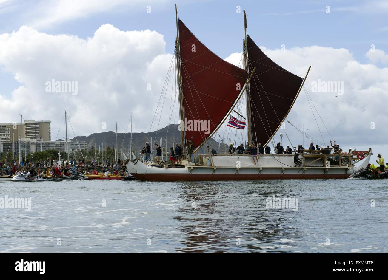 Polynesian double hulled canoe hi-res stock photography and images - Alamy