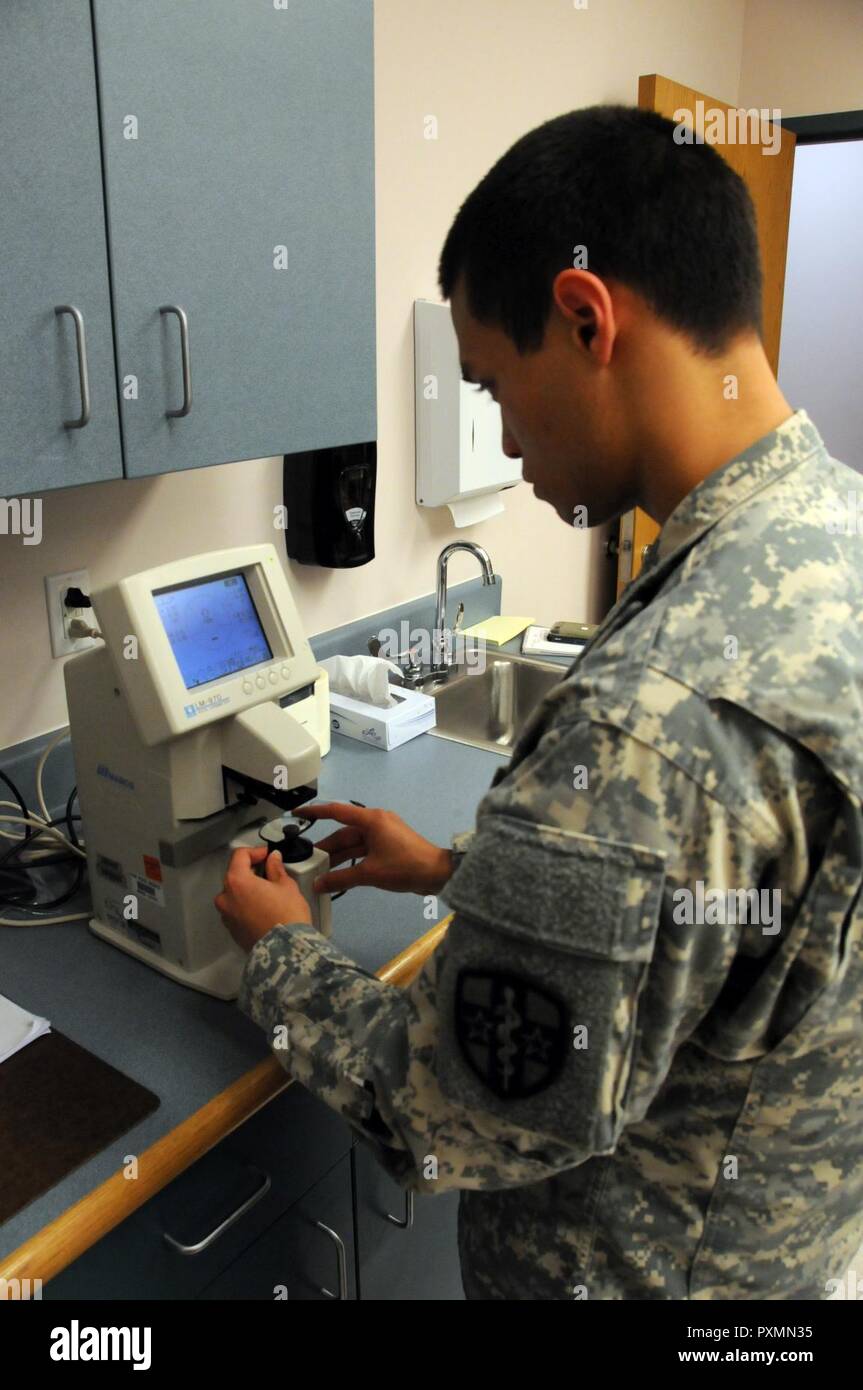 American soldiers in laboratory hi-res stock photography and images - Alamy