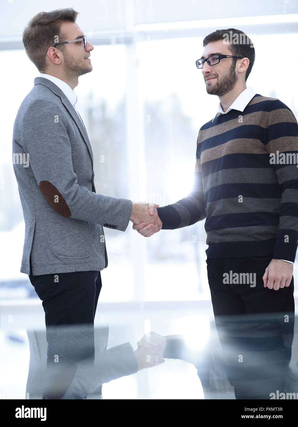 welcome and handshake of business partners Stock Photo - Alamy