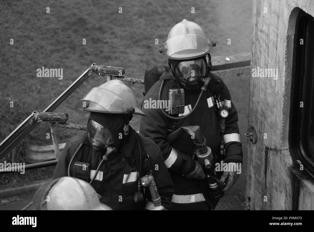 fire-fighter in full breathing apparatus at incident Stock Photo - Alamy
