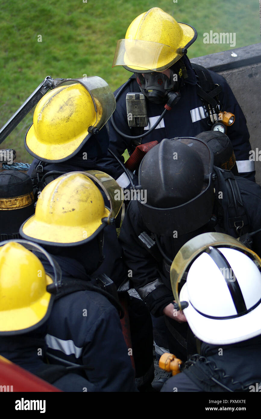 fire-fighter in full breathing apparatus at incident Stock Photo - Alamy