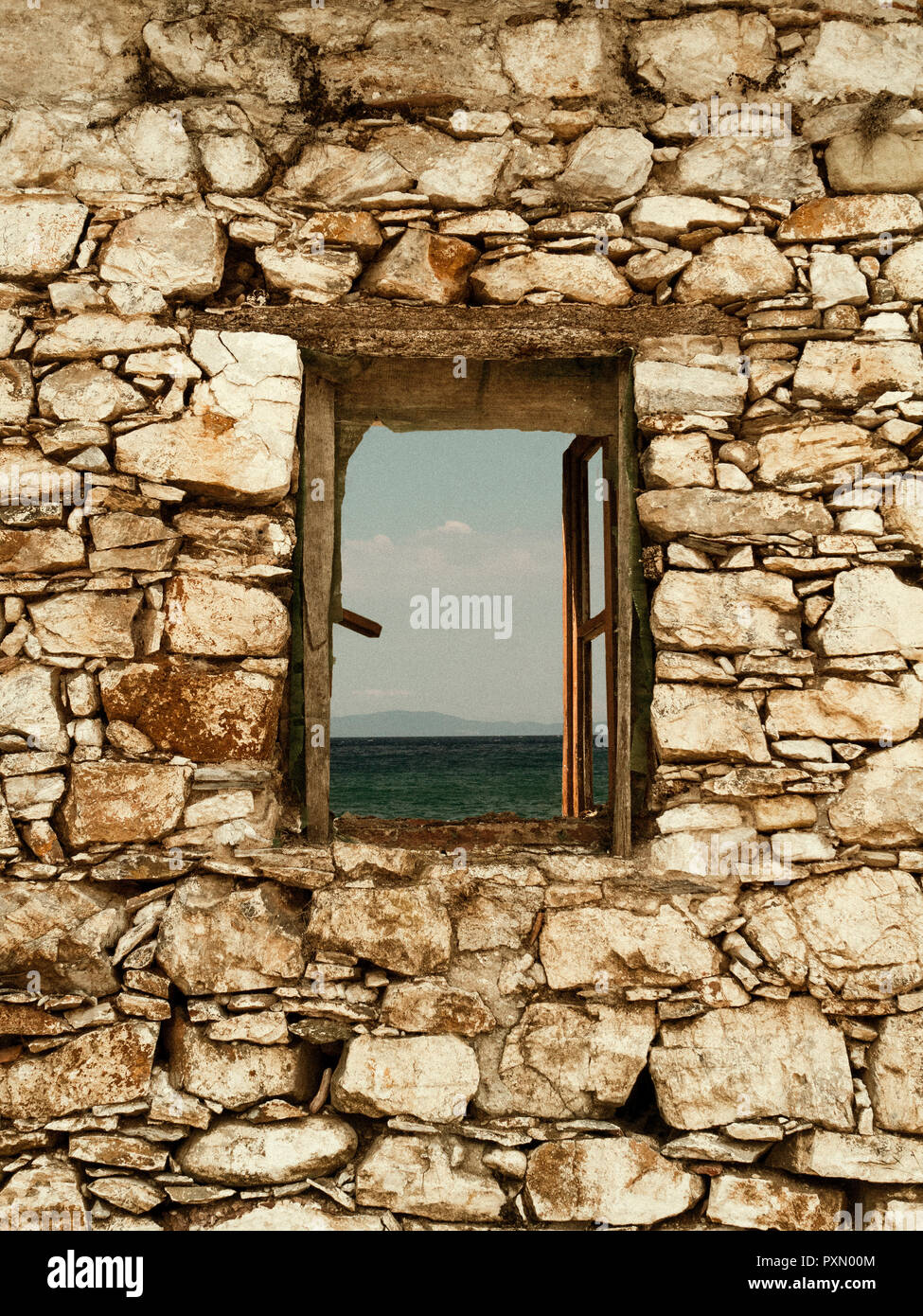 Wall with sea hi-res stock photography and images - Alamy