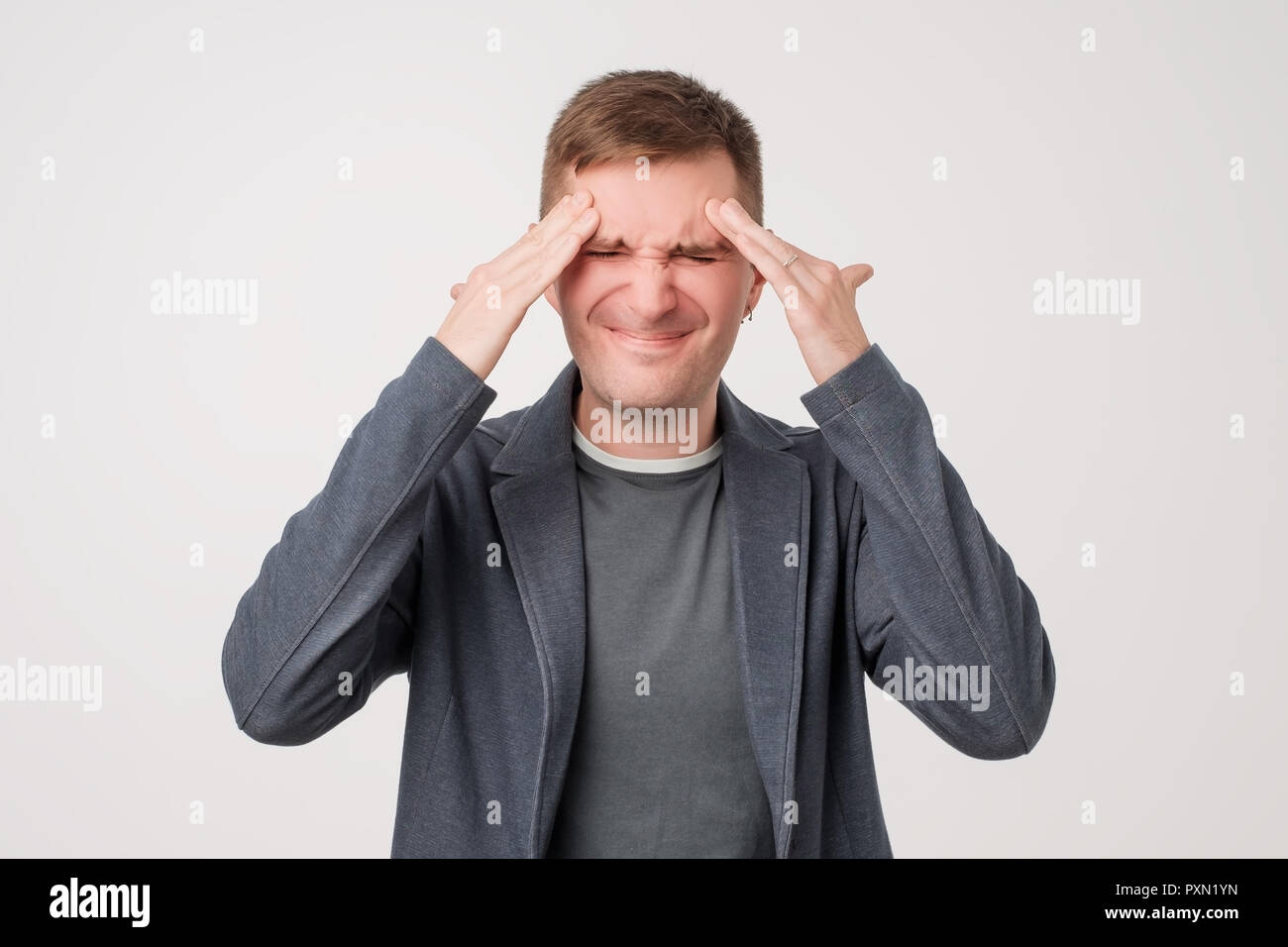 Studio photo of good-looking caucasian man showing how much his head ...