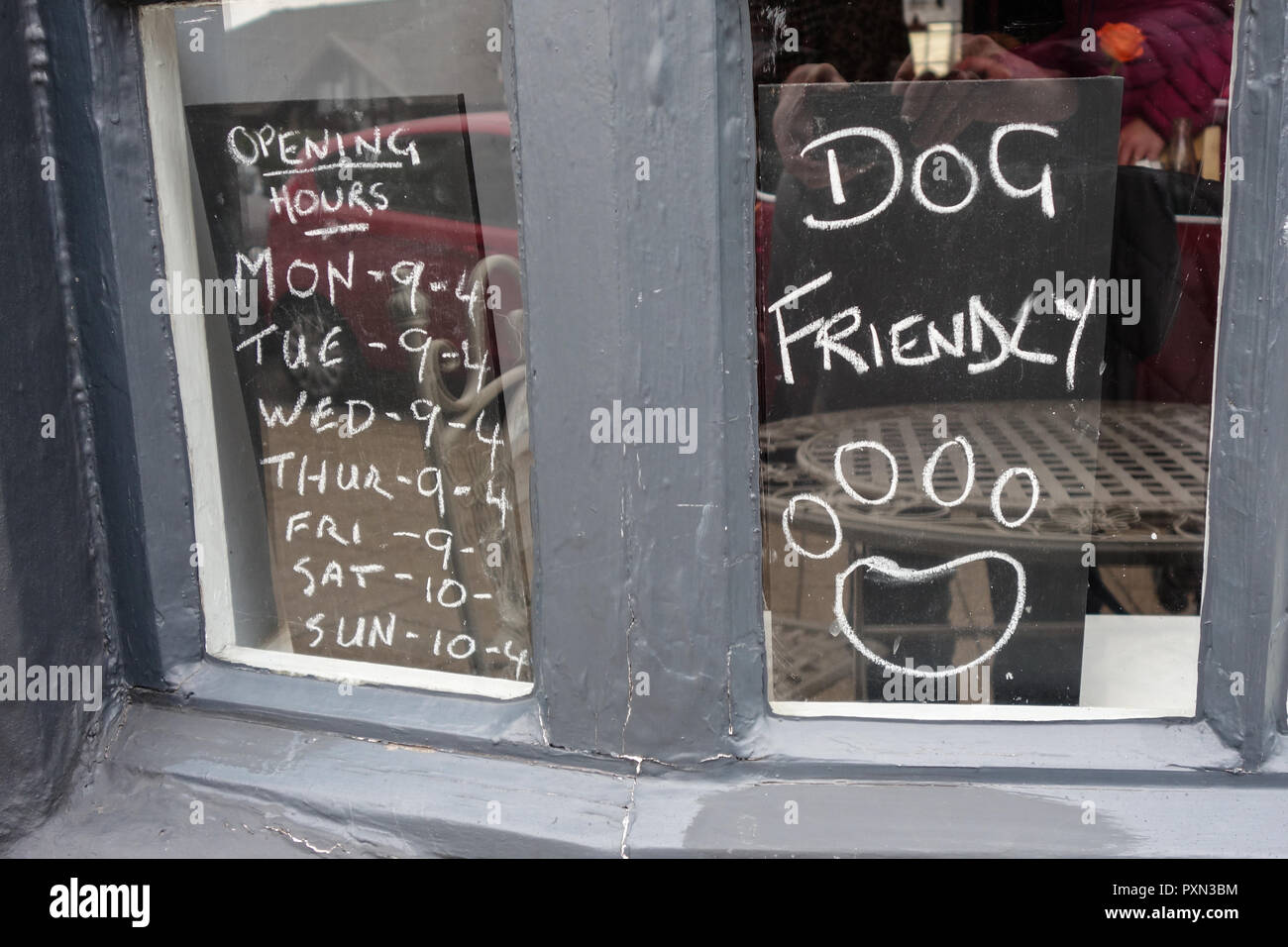 Dogs welcome sign hi-res stock photography and images - Alamy