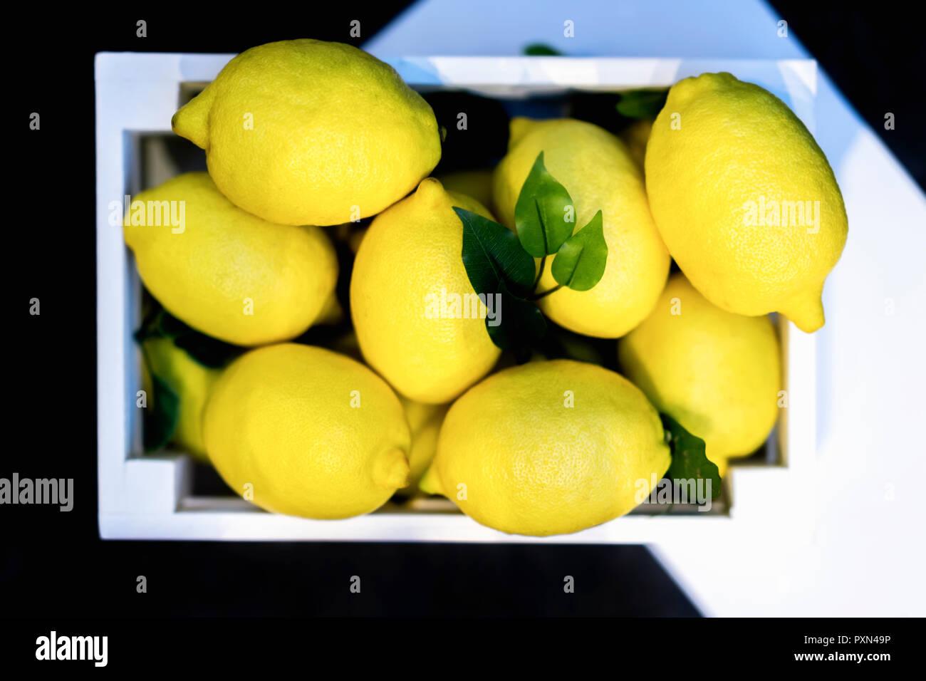 Lemons in a box hi-res stock photography and images - Alamy