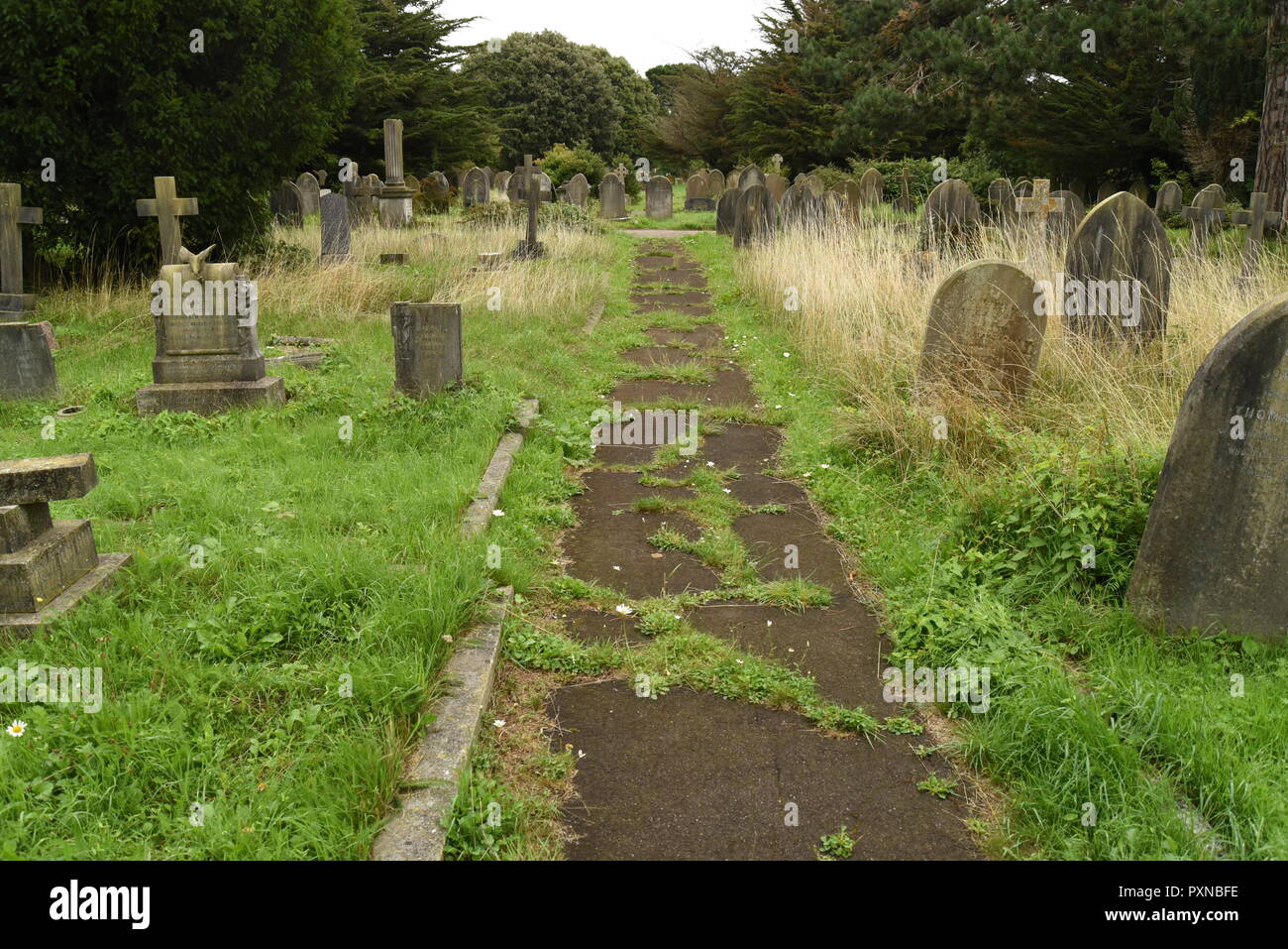 British graveyard hi-res stock photography and images - Alamy