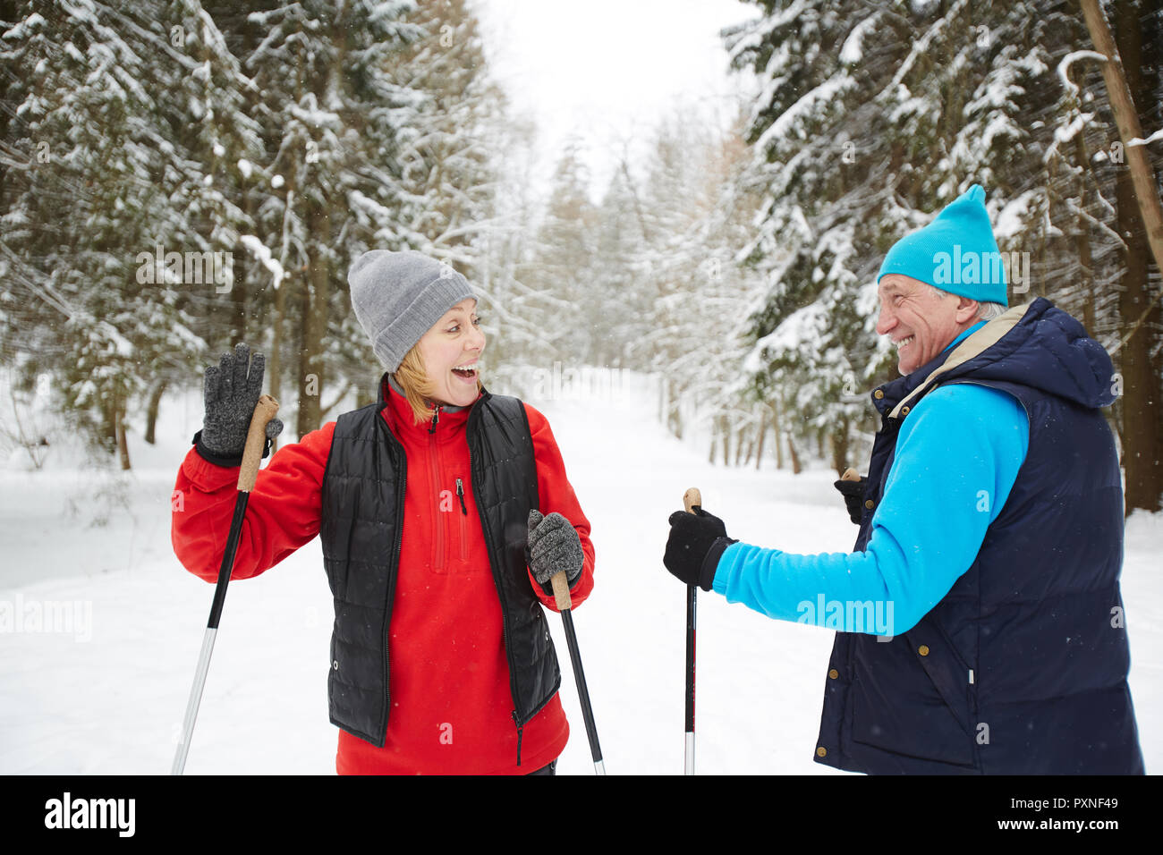 Waving hello to each other hi-res stock photography and images - Alamy