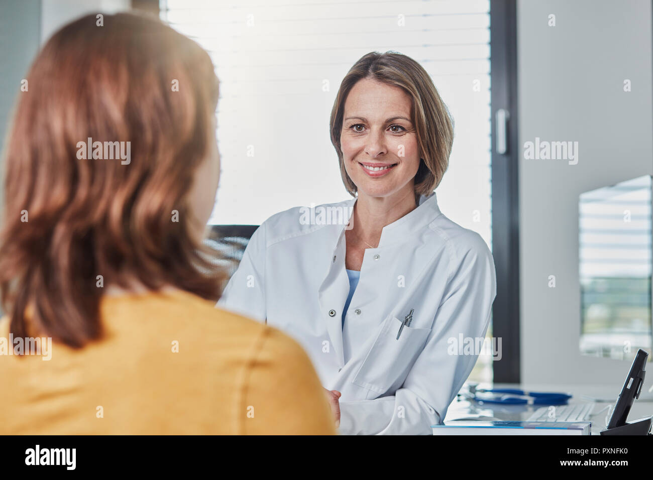 Doctor patient conversation gp hi-res stock photography and images - Alamy