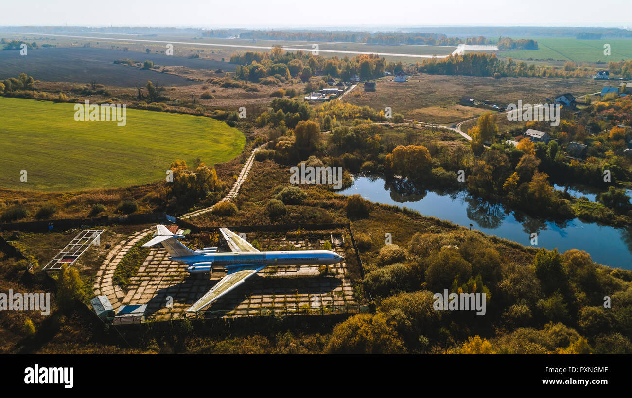 Green airplane hi-res stock photography and images - Alamy