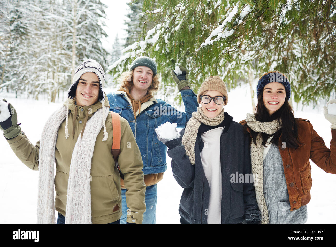 People having fun in winter hi-res stock photography and images - Alamy